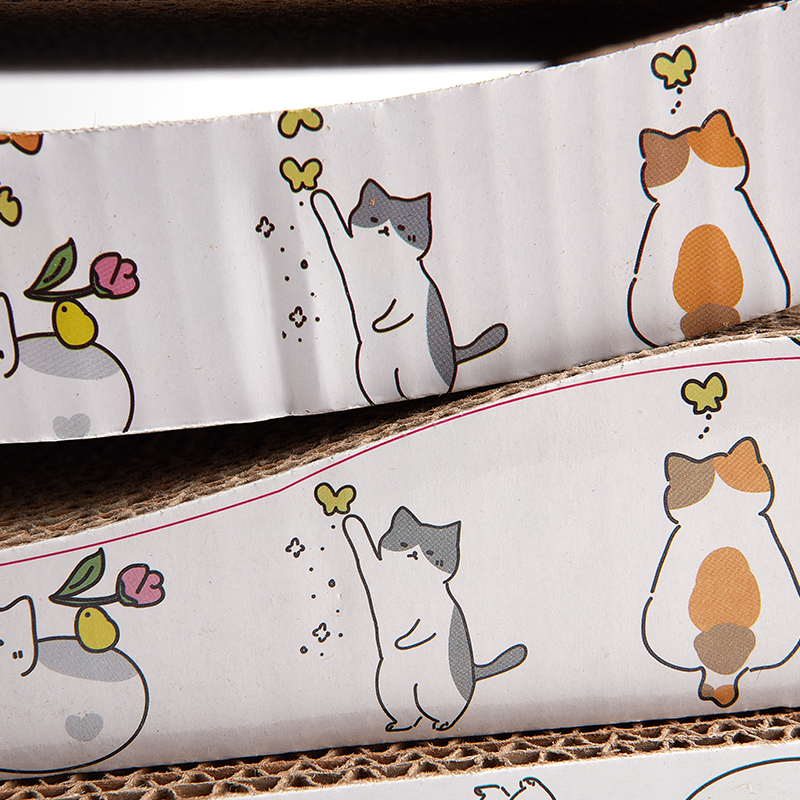 Chats grattant la planche ondulée de plate-lit à plate-forme de lit de lit